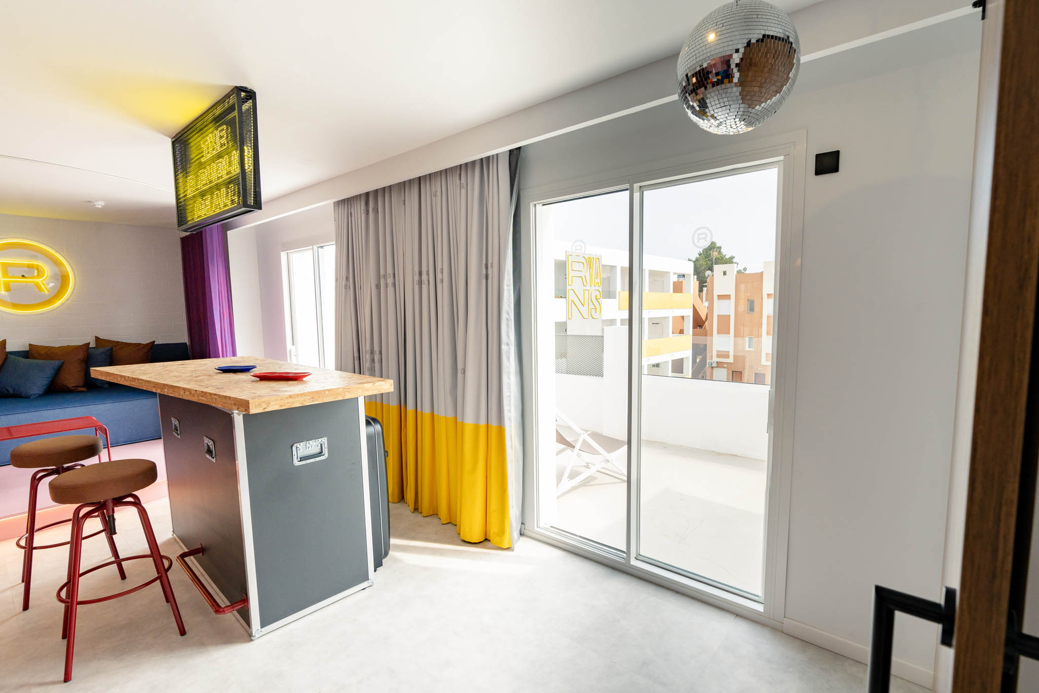 ryanslolas_01_living room_0015.jpg