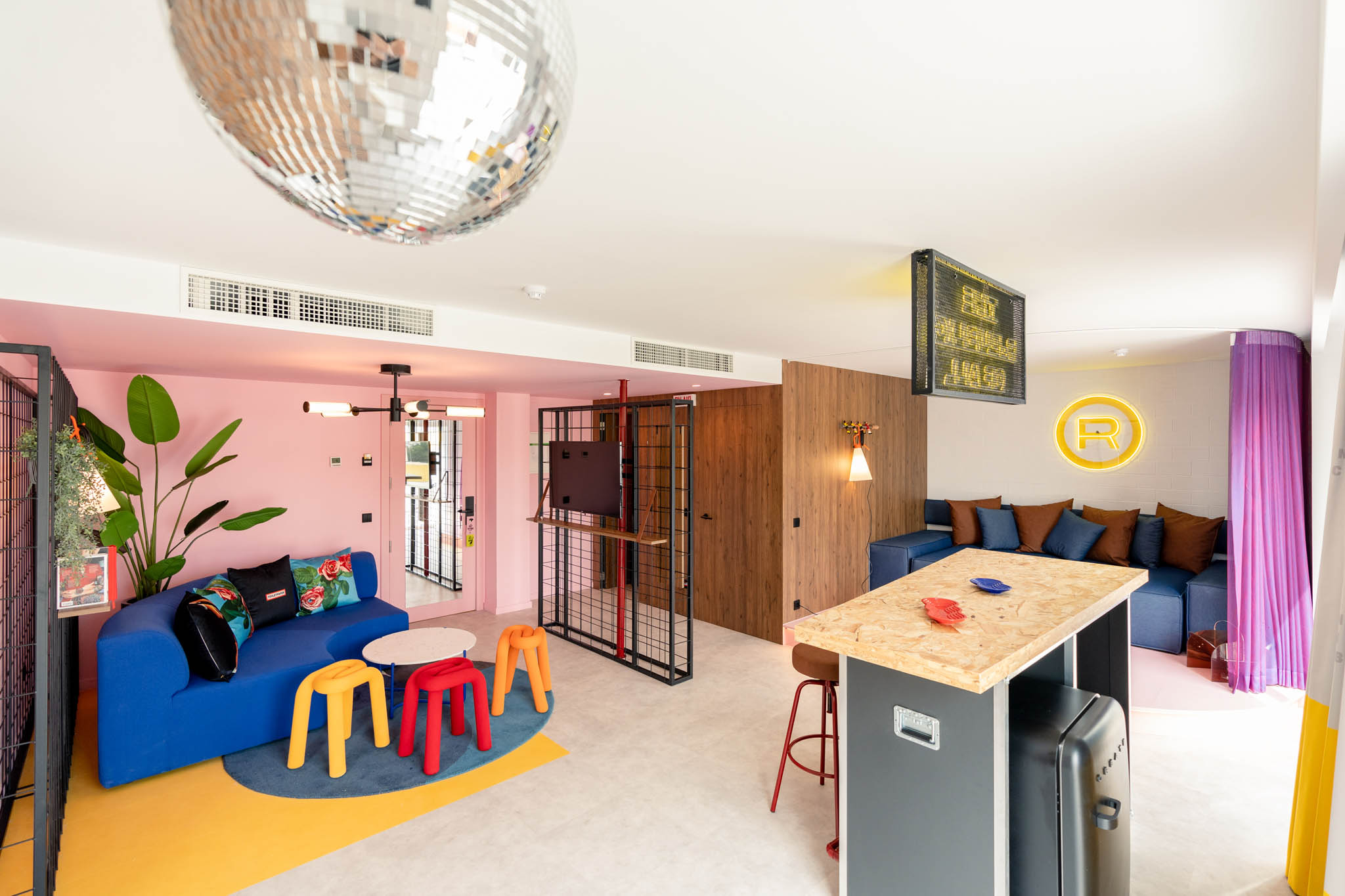 ryanslolas_01_living room_007.jpg